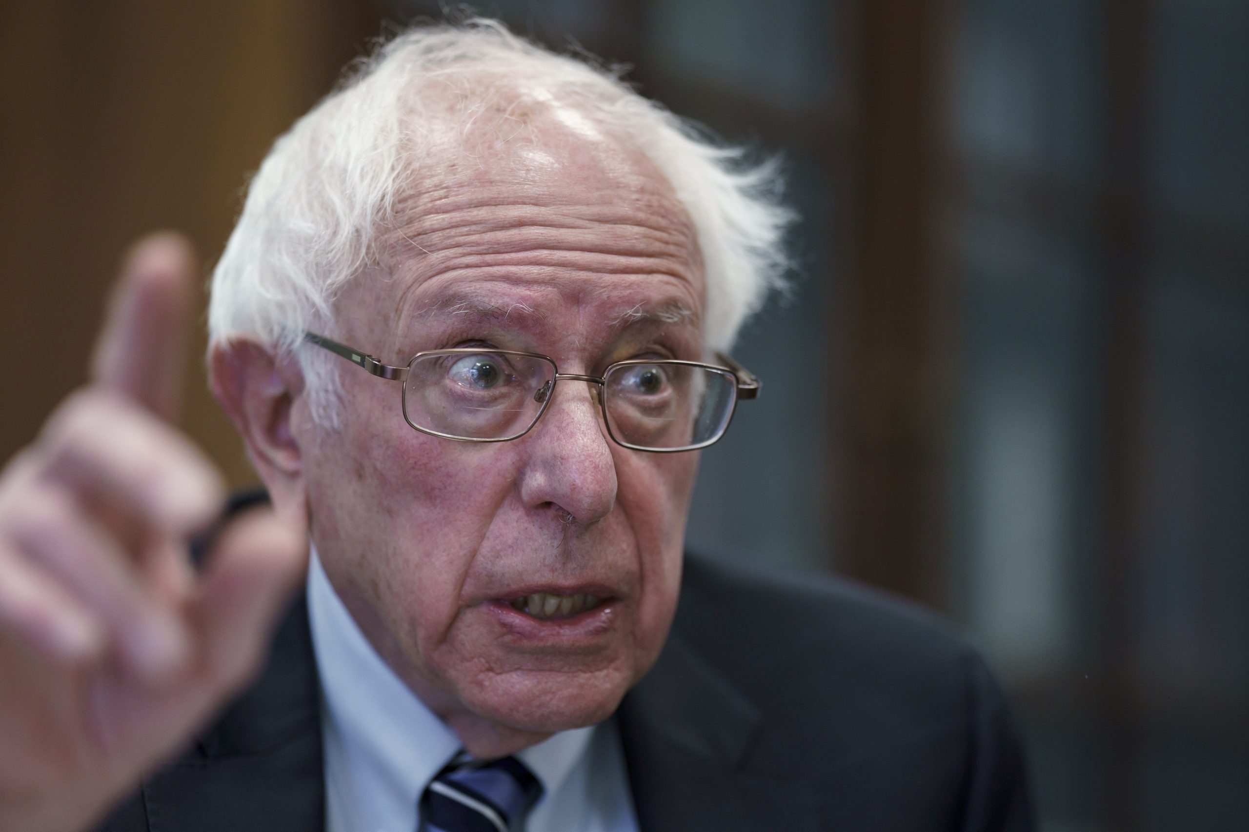 In new role, Sanders demands answers from Starbucks' Schultz - What's ...