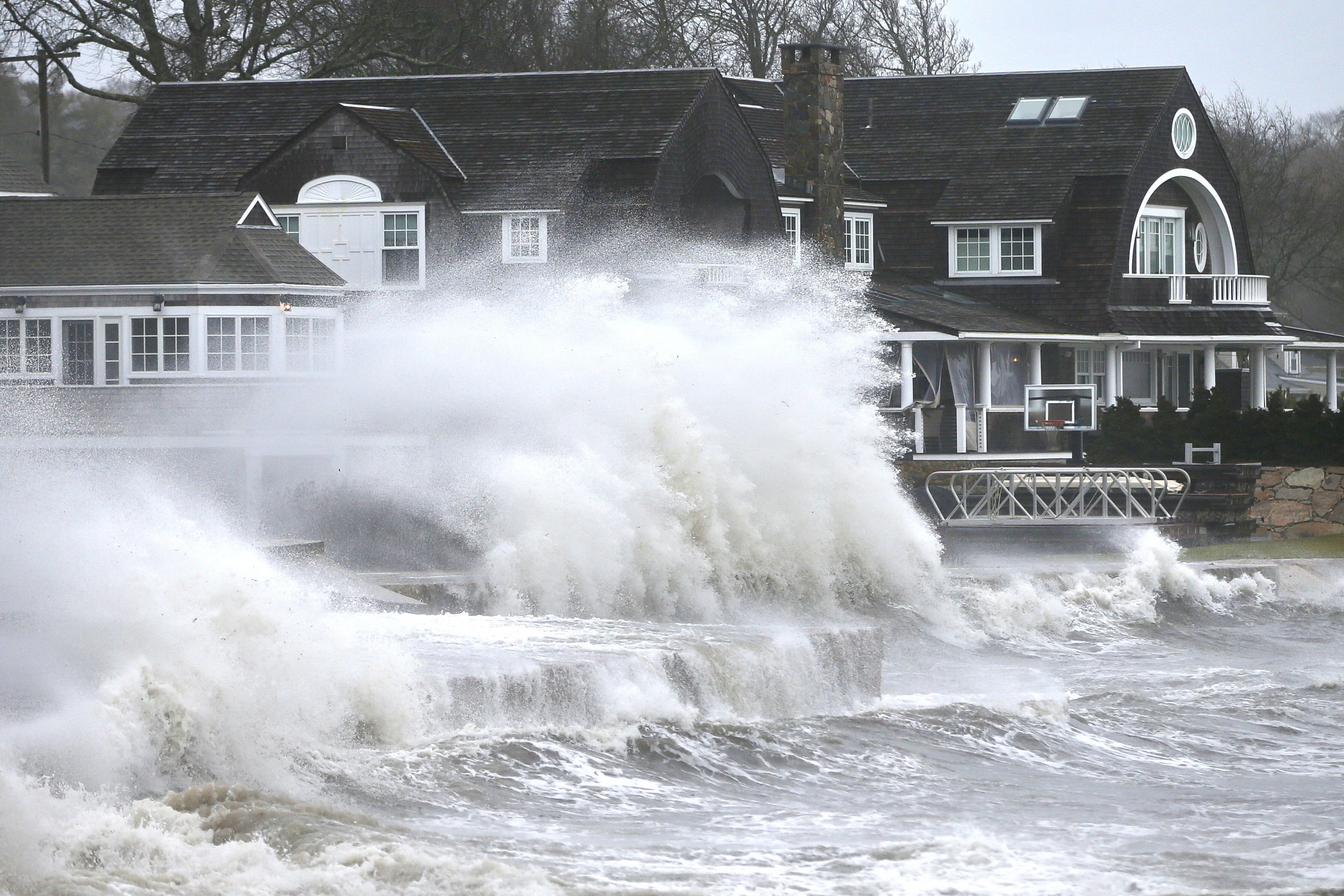 Deadly storm batters Northeastern US, knocking out power, grounding ...