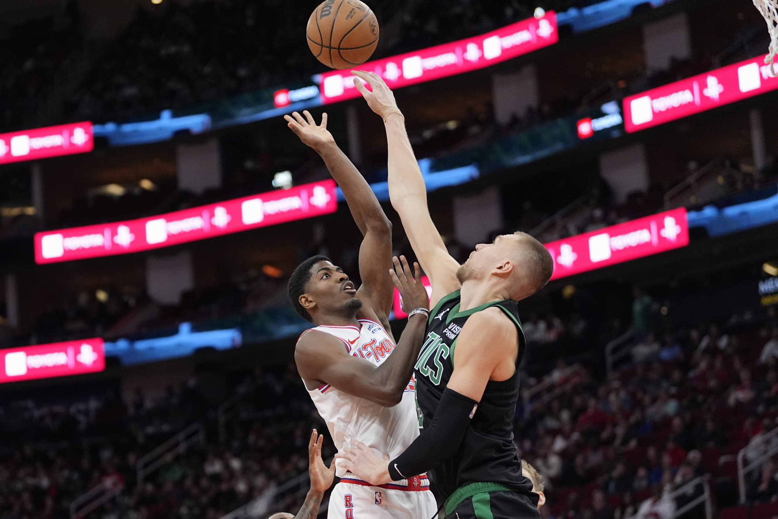 Kristaps Porzingis scores 32 points, NBA-leading Celtics beat Rockets ...