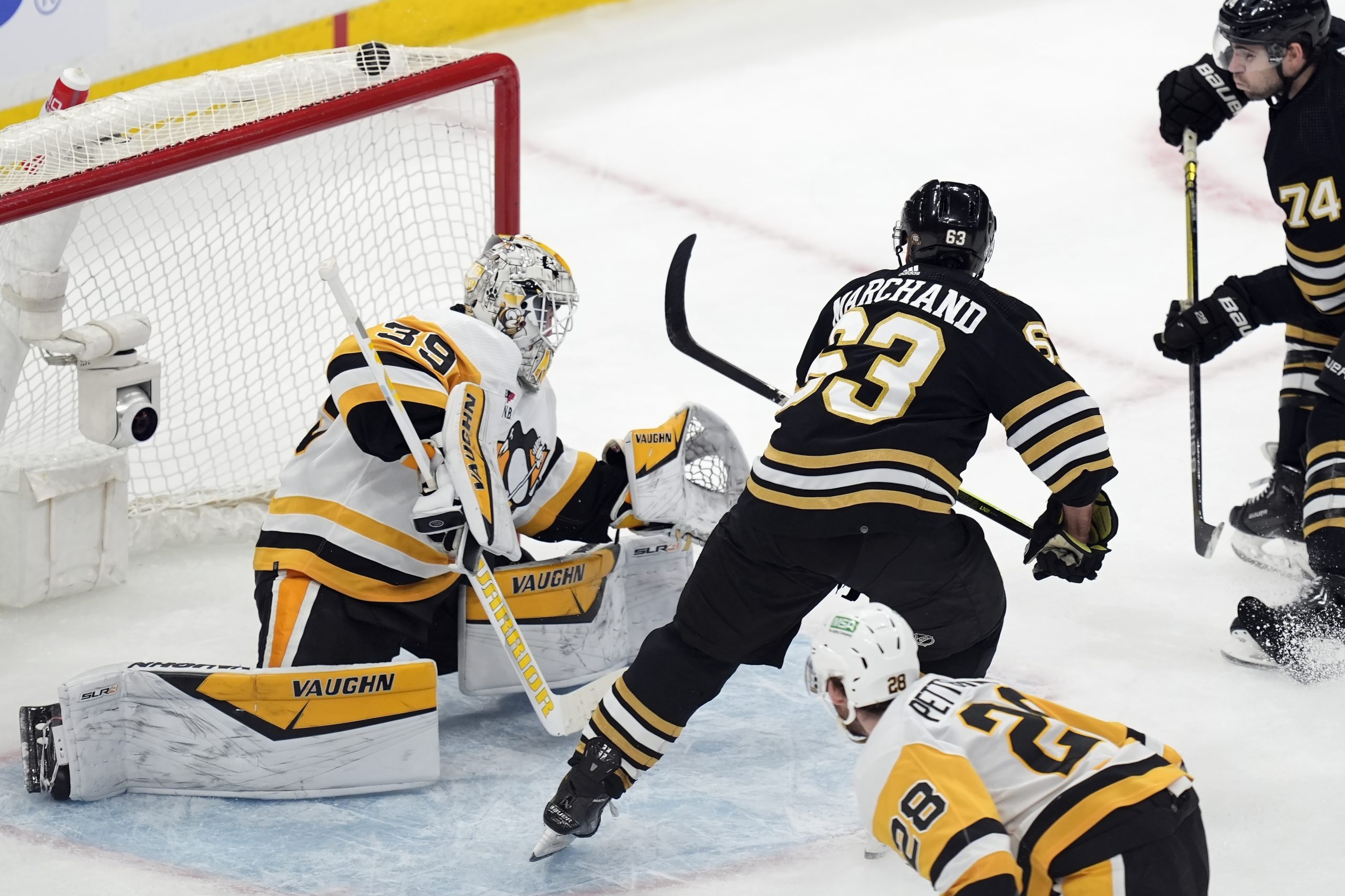 David Pastrnak reaches 40 goals as Bruins beat fading Penguins 5-1 ...